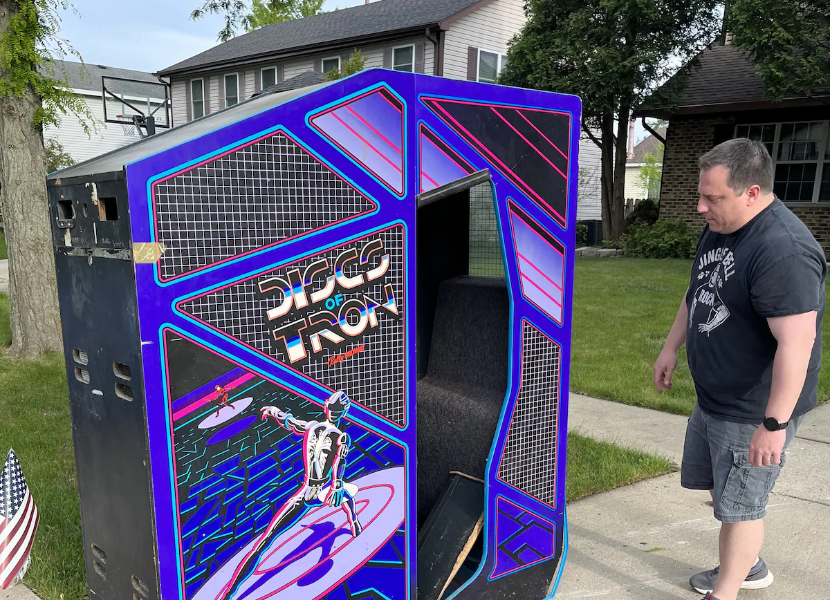 Rare "Discs of Tron" Arcade Cabinet Found on Sidewalk