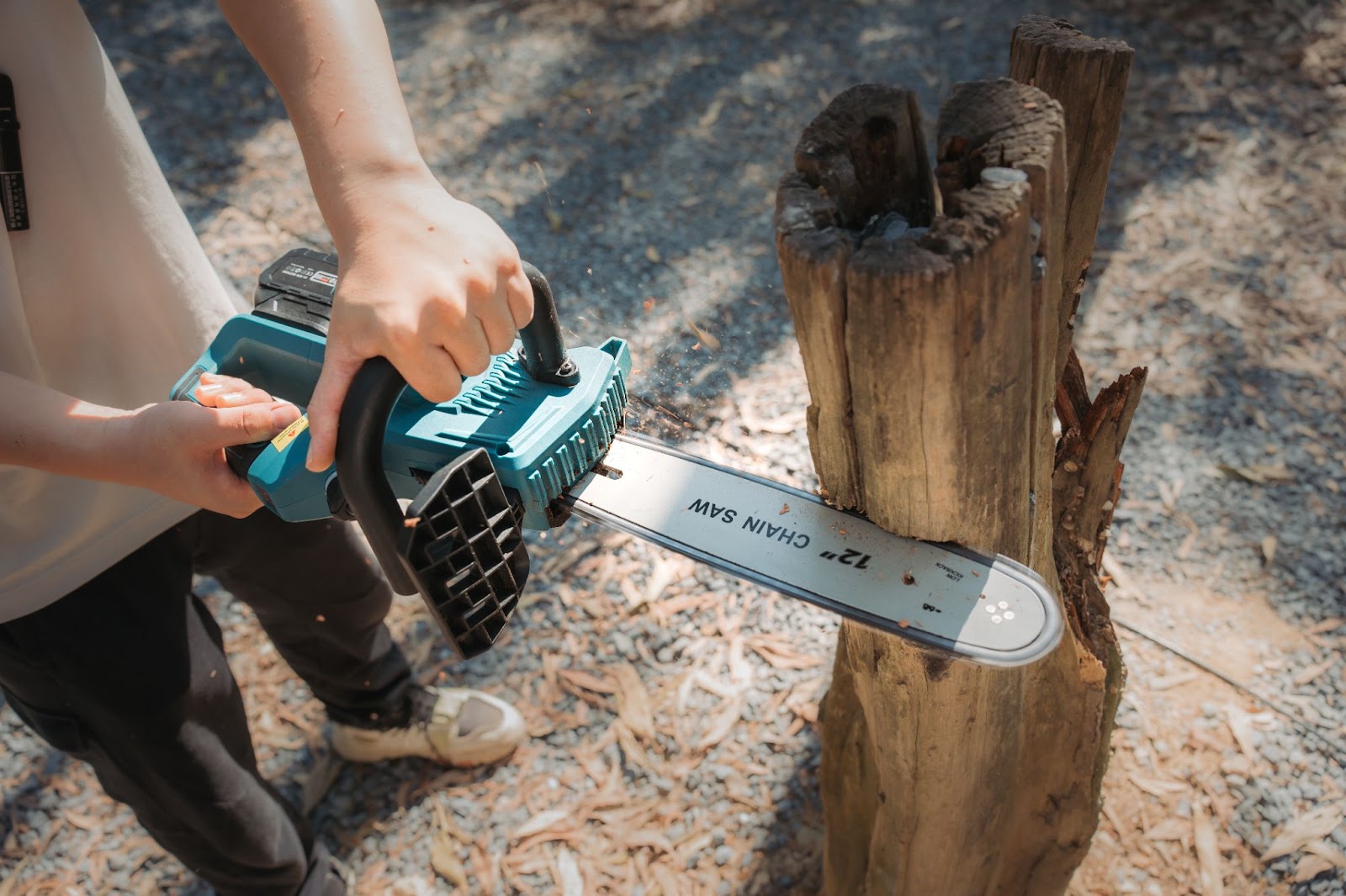 Why Choose a Mini Chainsaw Cordless for Yard Work