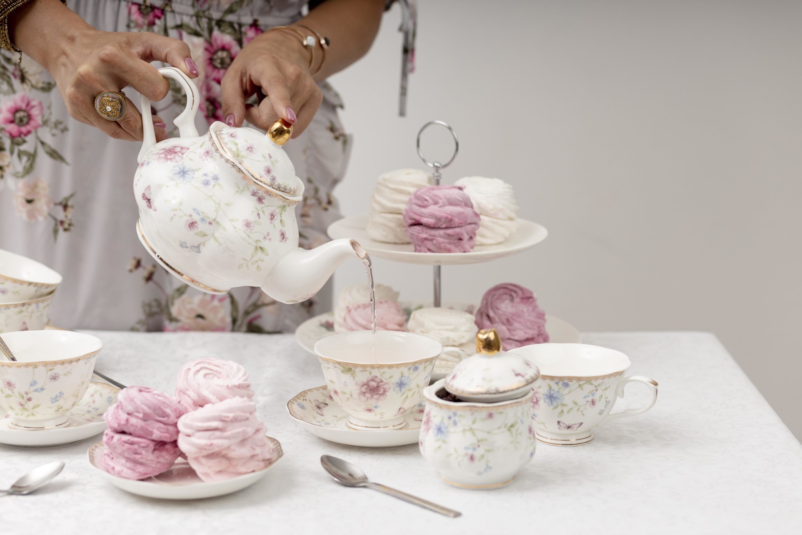 Vintage vs. Modern: Exploring the Charm of English Tea Sets for Adults